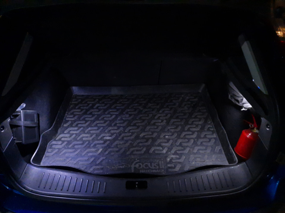 Правильная подсветка багажника — Ford Focus Hatchback II, 1,6 л, 2005 ...