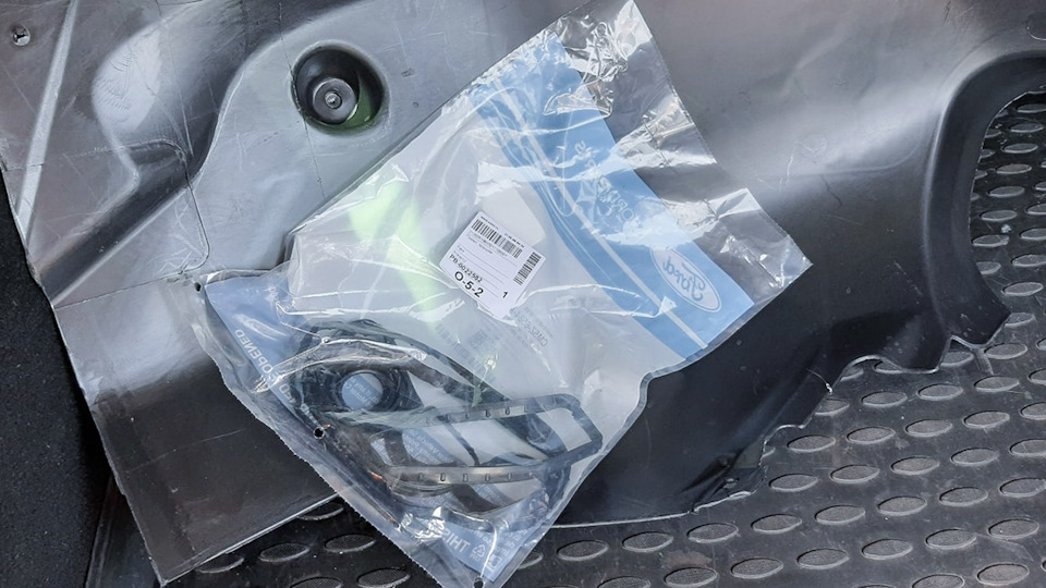 010. Замена опоры, свечей, прокладки клапанной крышки и подкрылка ...