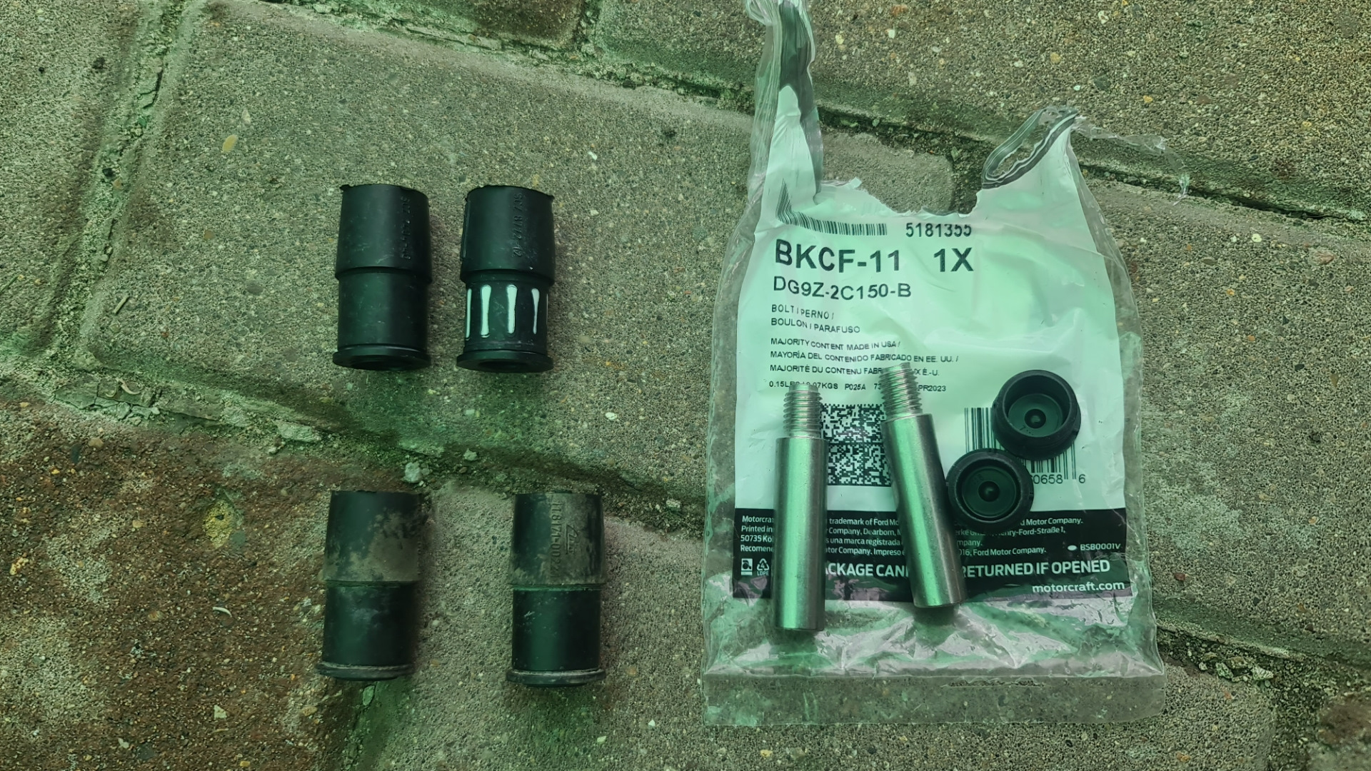 Замена направляющих задних суппортов по TSB 22-2326 — Ford Escape (4G ...