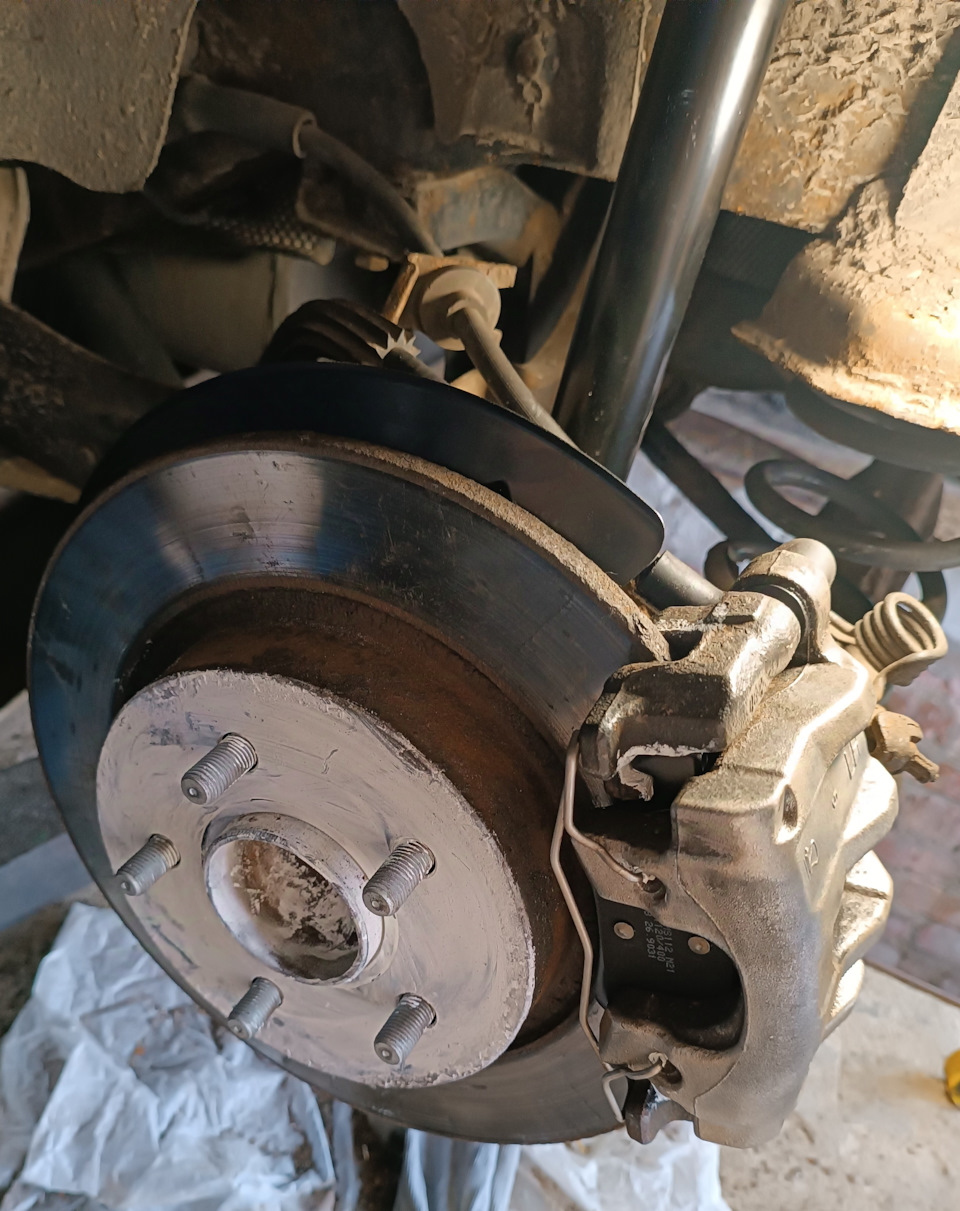 Замена задних амортизаторов и задней ступицы VOLVO V50 Bring HBK1456 ...