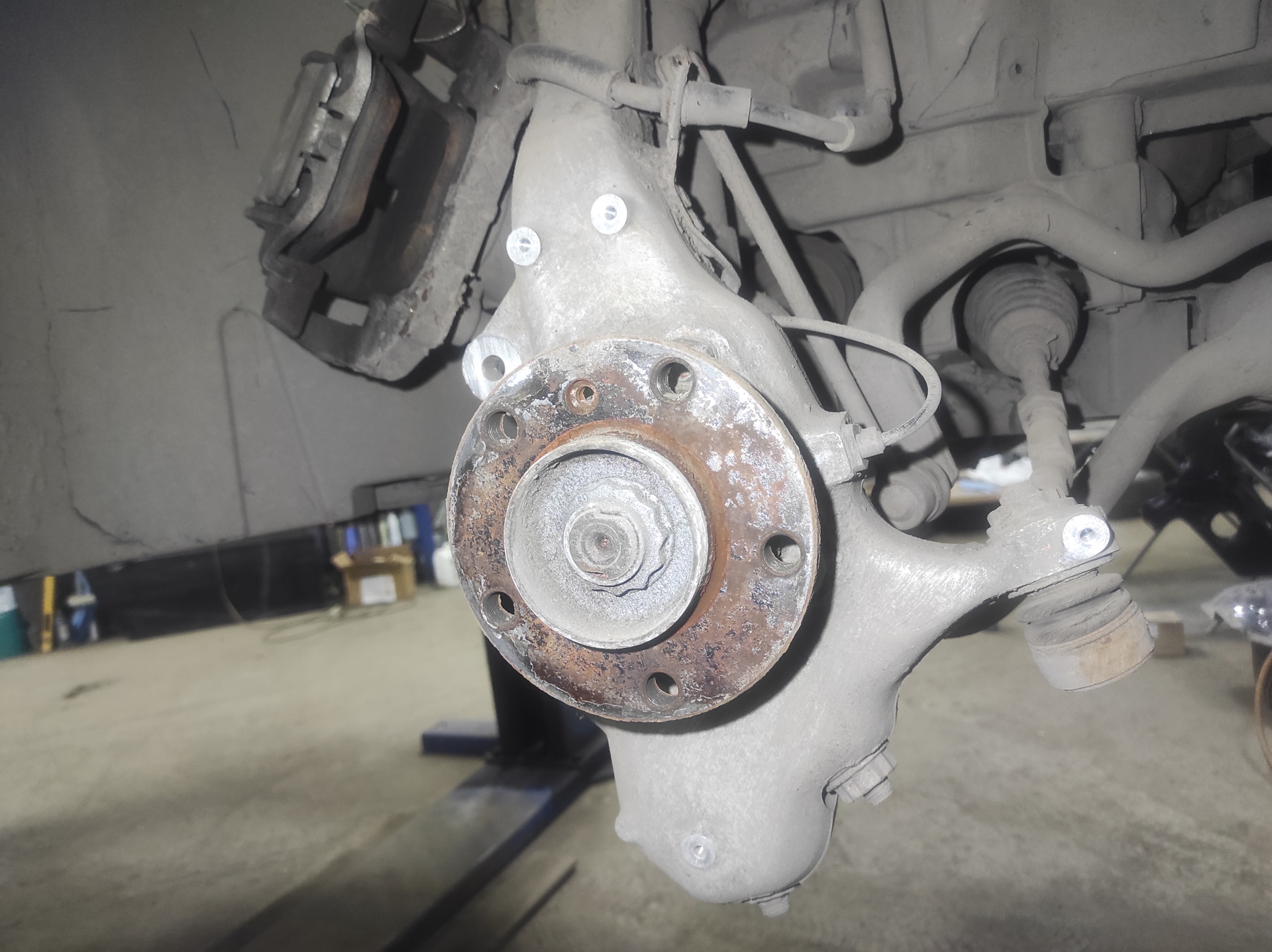 Замена передних тормозных кожухов — BMW X5 (E70), 3 л, 2009 года ...