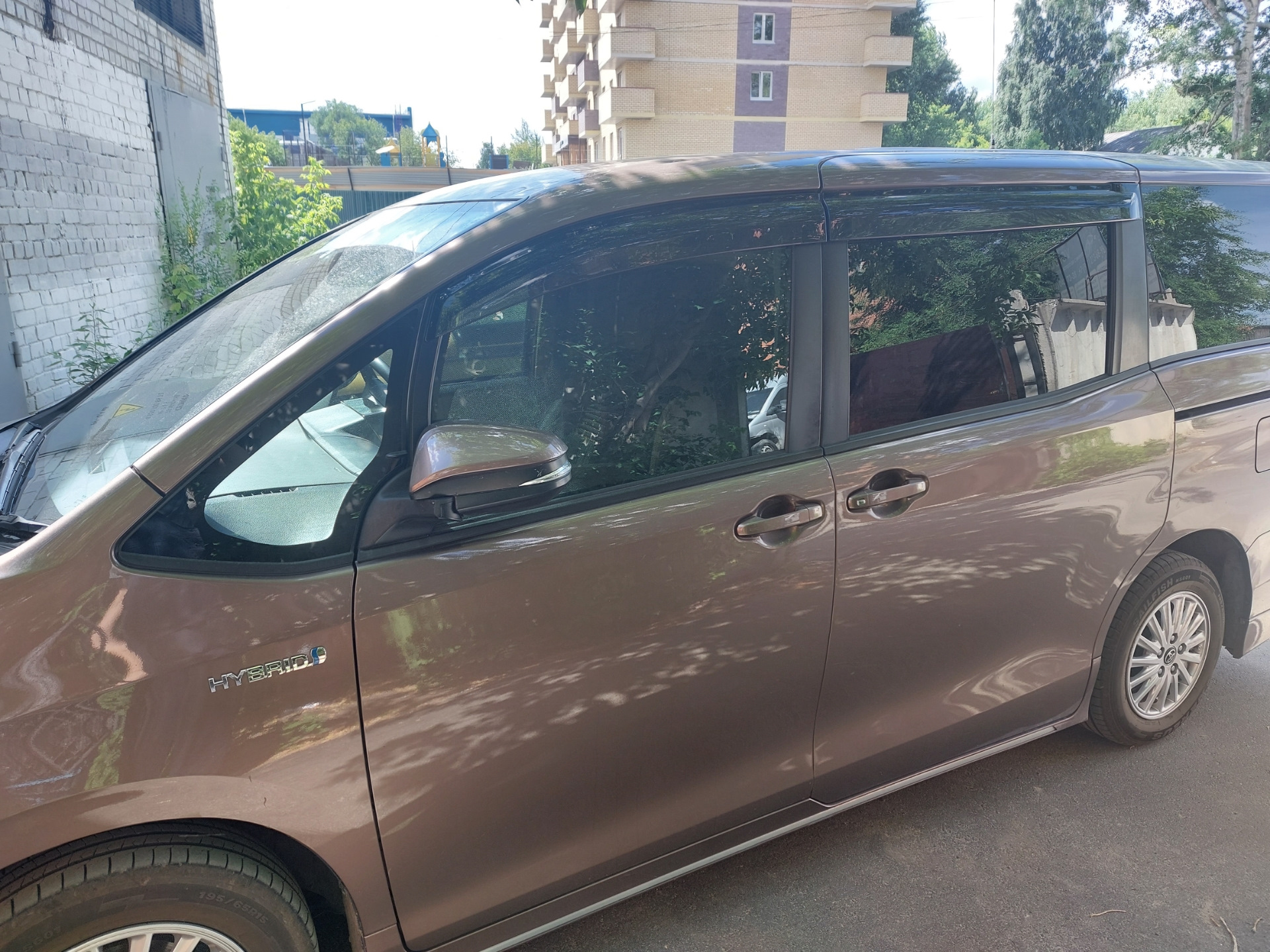 Тонировка задней полусферы — Toyota Noah (3G), 1,8 л, 2014 года ...