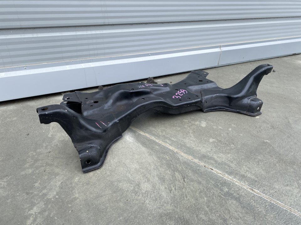 MR403173 Подрамник для Lancer 2004 года Mitsubishi | Запчасти на DRIVE2