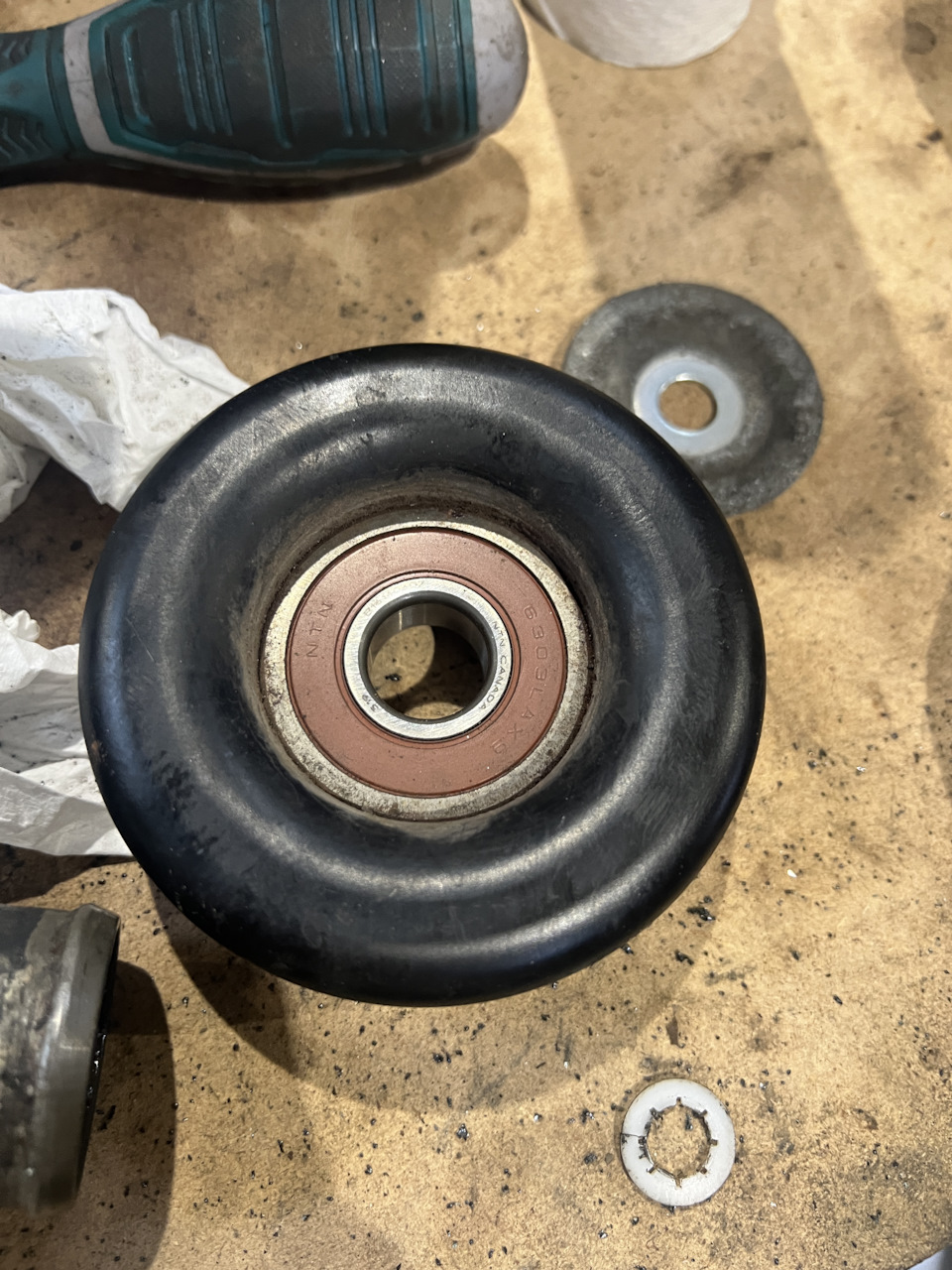 Течь сальника коленчатого вала и замена роликов и ремня навесного ...