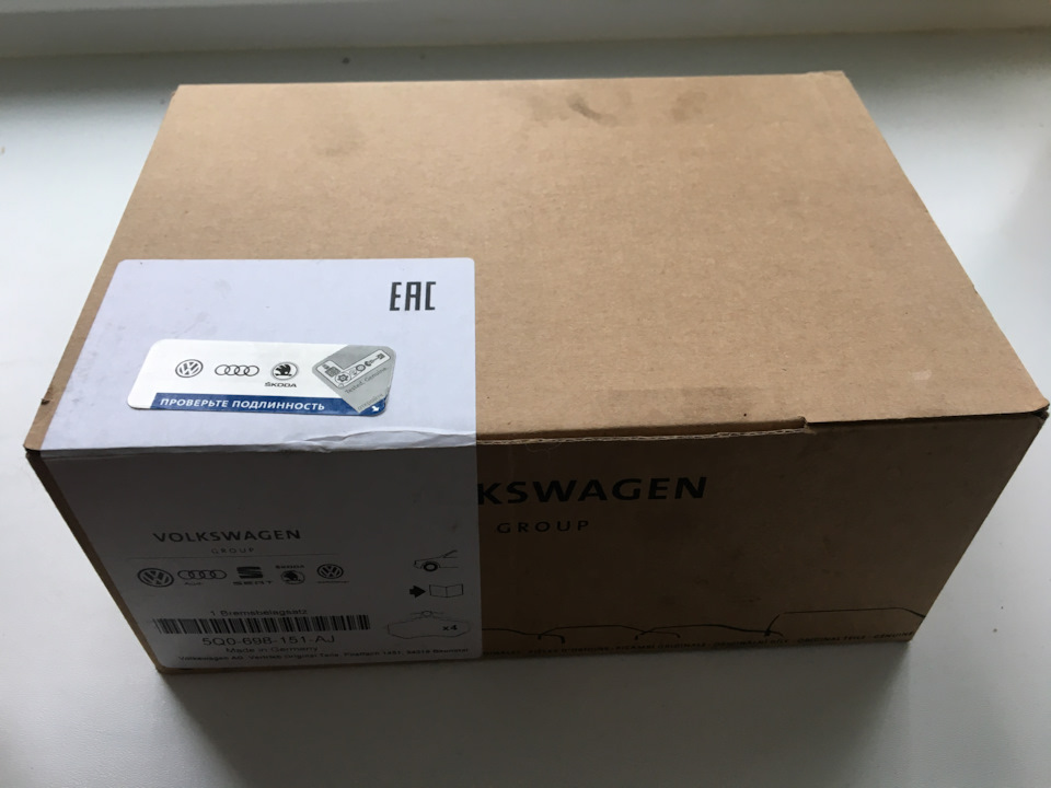 5Q0698151AJ комплект тормозных колодок с индик. износа для дисковых ...