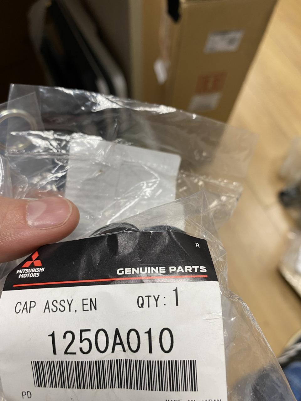 1250A010 Крышка масляной горловины двигателя в сб Mitsubishi | Запчасти ...