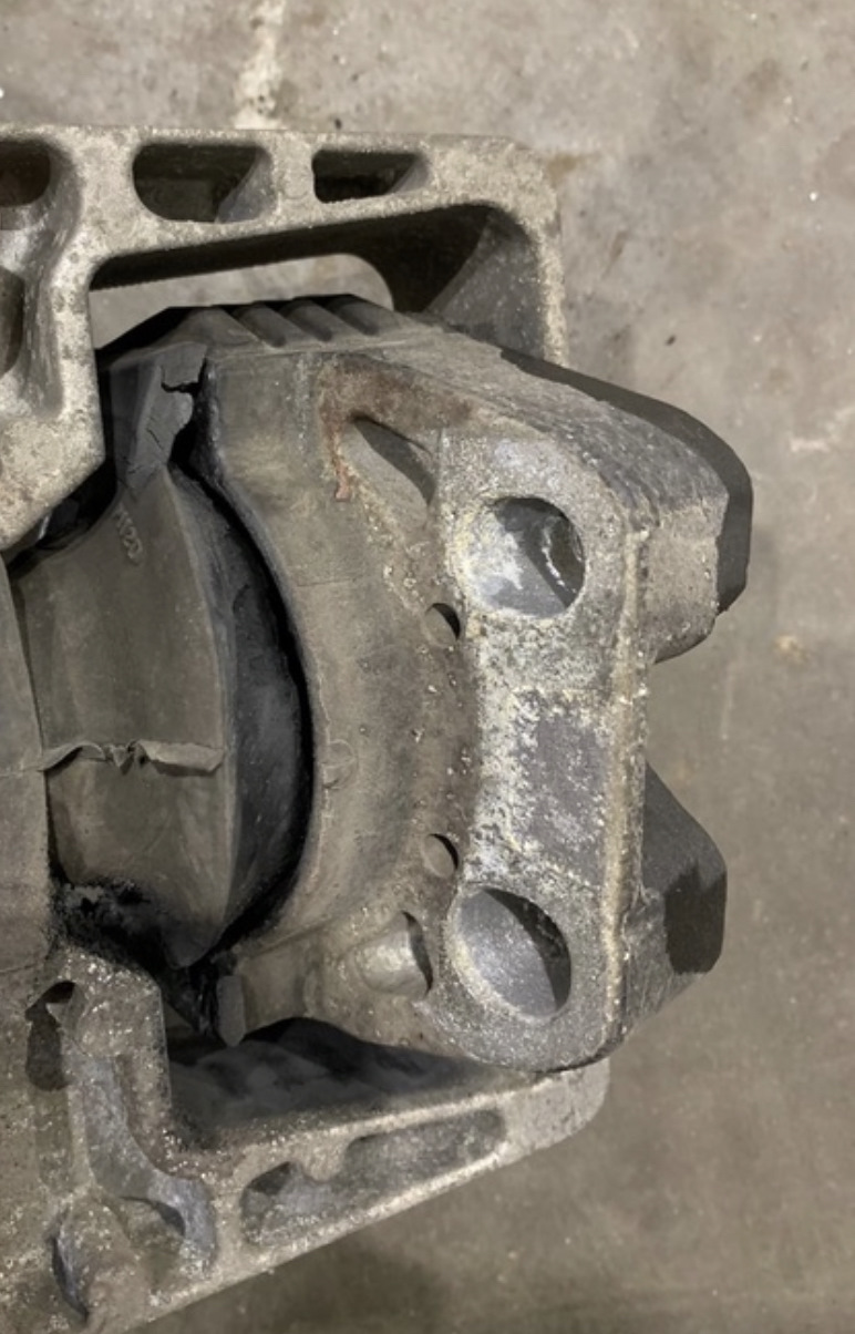 Замена всех опор (подушек) двигателя и коробки — Ford Focus Hatchback ...