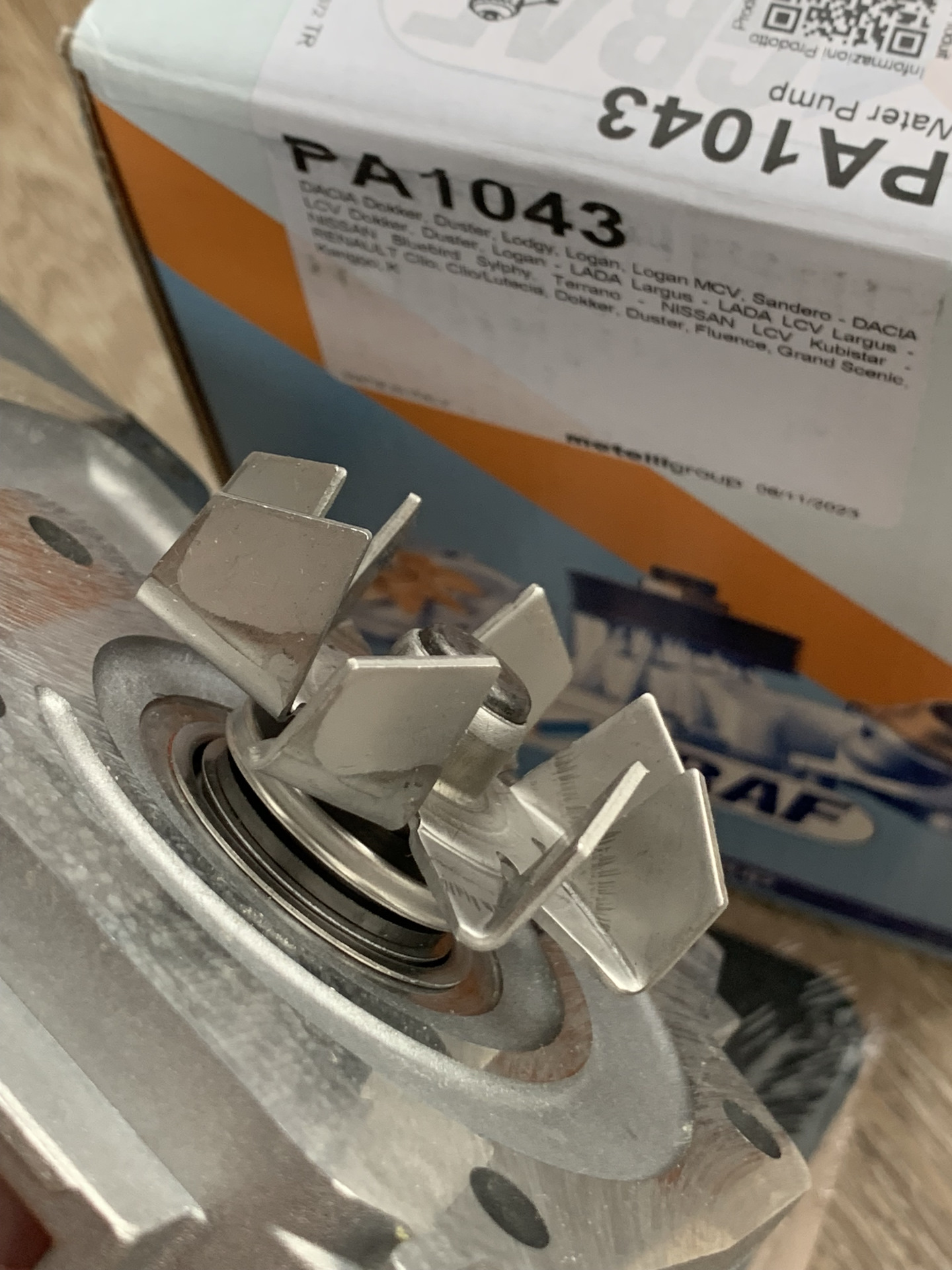 Насос водяной ( помпа ), Renault / Nissan / Lada . K4M / K4J . 210105707R / 210100753R / Valeo ...