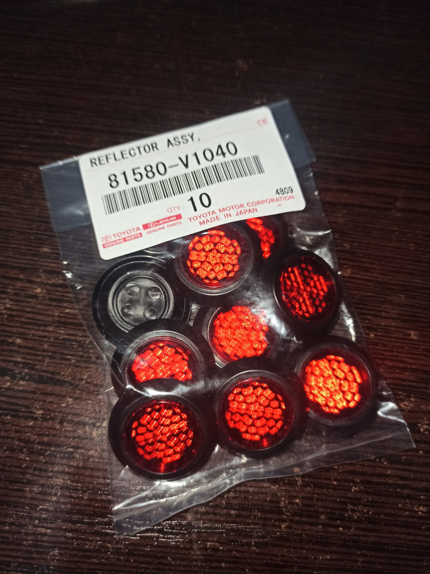 РАСПРОДАНЫ — Оригинальные светоотражающие заглушки в двери Toyota 81580-V1040 — DRIVE2