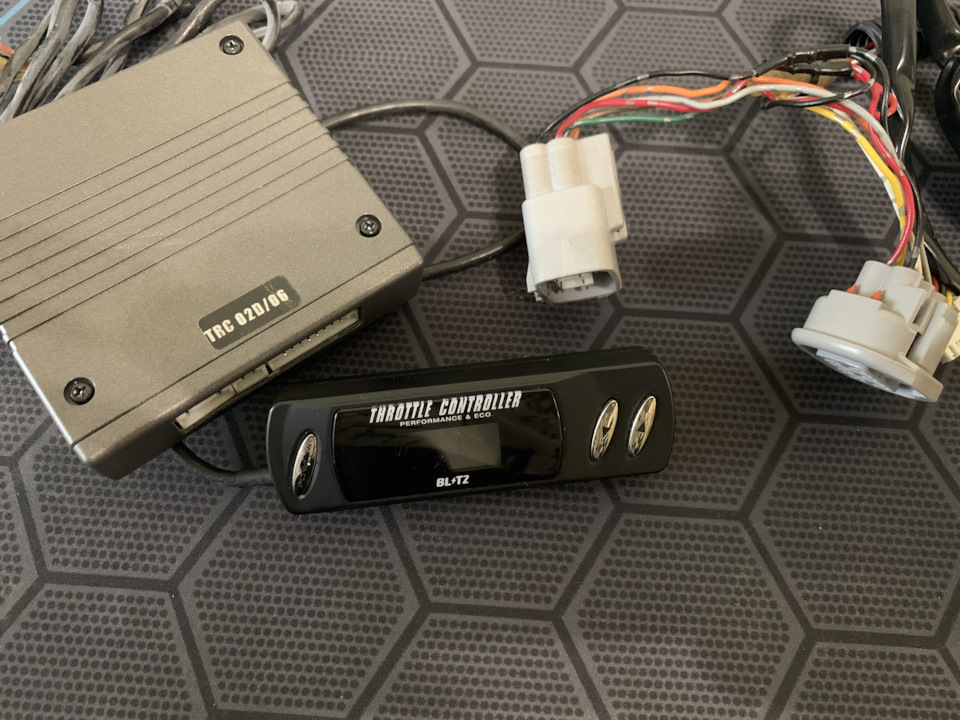Blitz Throttle Controller. Контроллер ДЗ — Toyota Avensis II, 2 л, 2008 года | тюнинг | DRIVE2