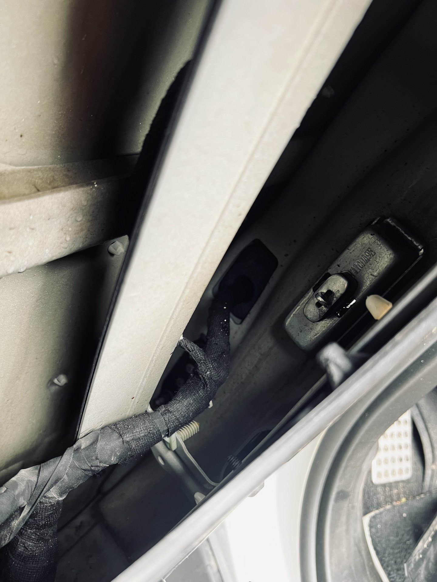 Установка защитных кожухов на ограничители дверей Range Rover l405 ...