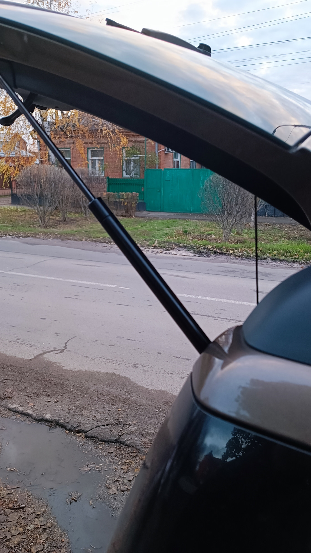 Замена газовых упоров багажника Шкода Йети — Skoda Yeti, 1,2 л, 2011 ...