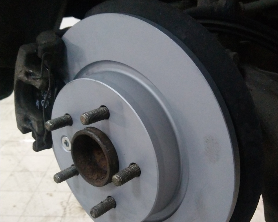 Замена тормозов и ГРМ — Volvo V40 Cross Country, 1,6 л, 2015 года ...