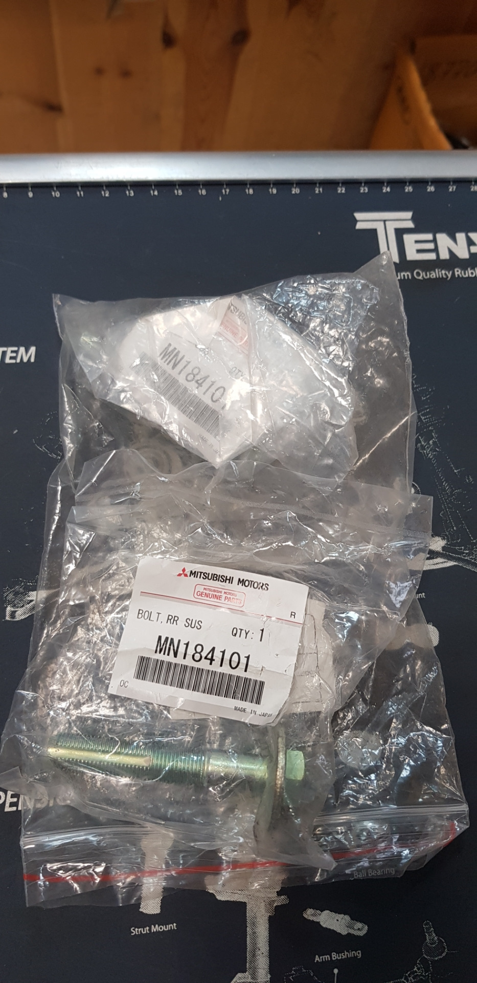 MN184101 БОЛТ ЗАДНИЙ РАЗВАЛЬНЫЙ+ ШАЙБА ASX (10-…), LANCER (07 ...