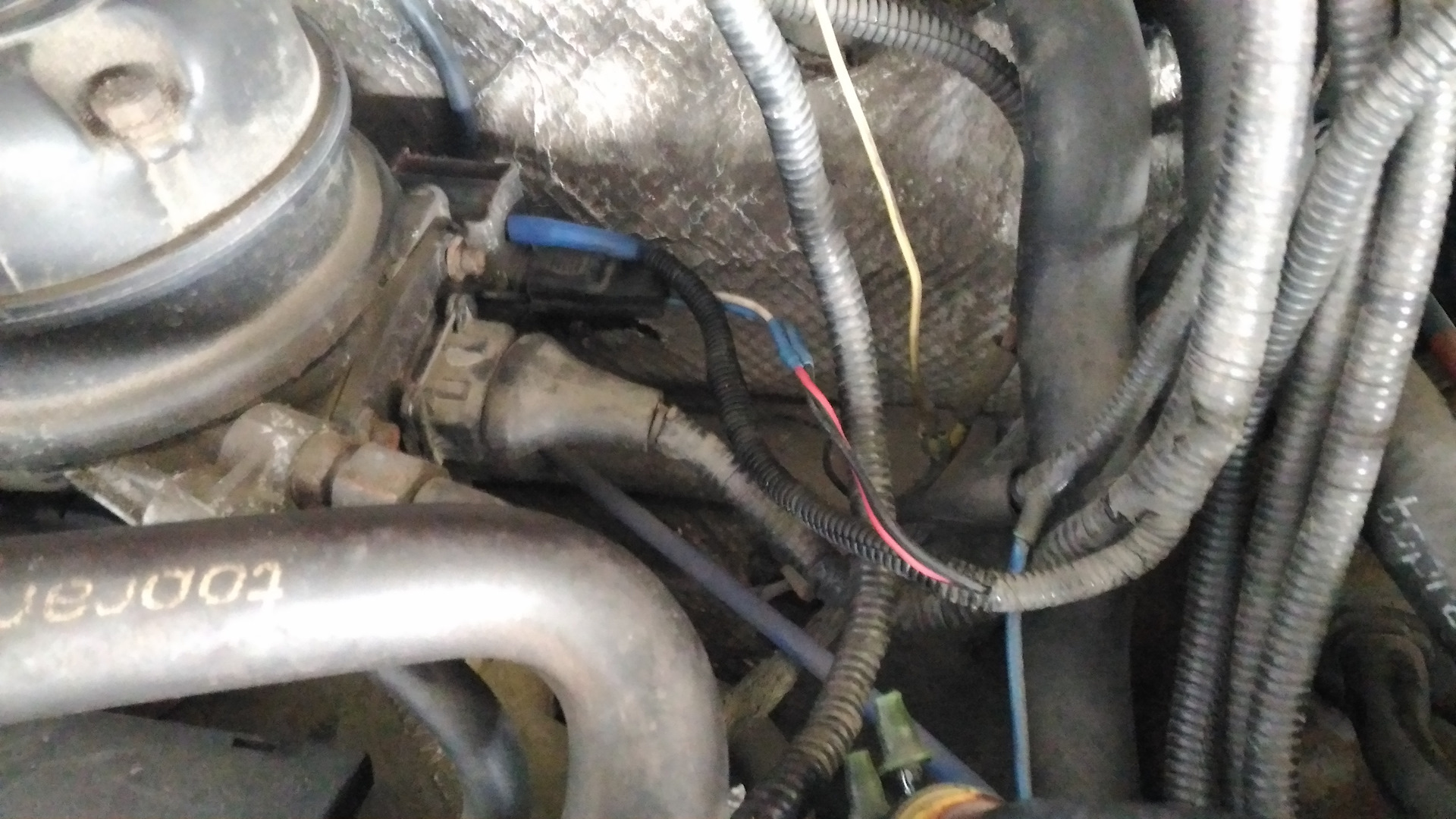 Вакуумный клапан опережения зажигания. — Volkswagen Passat B3, 1,8 л ...
