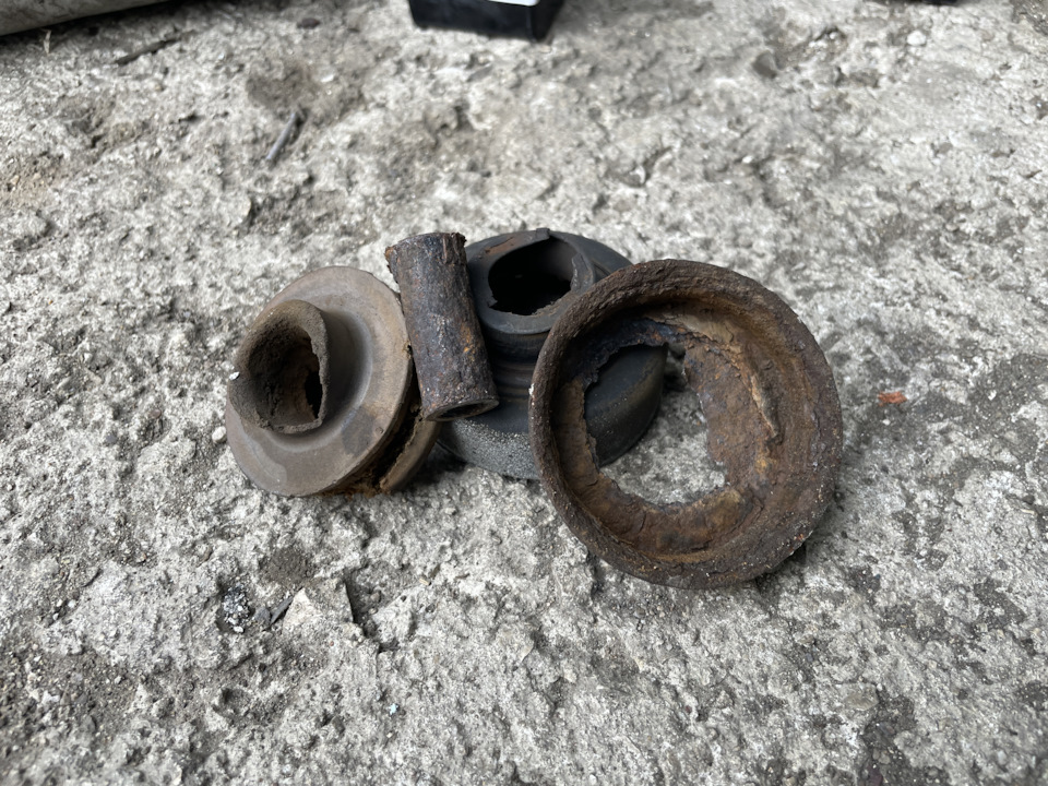 Опоры задних амортизаторов — BMW 3 series (E90), 2,5 л, 2005 года ...