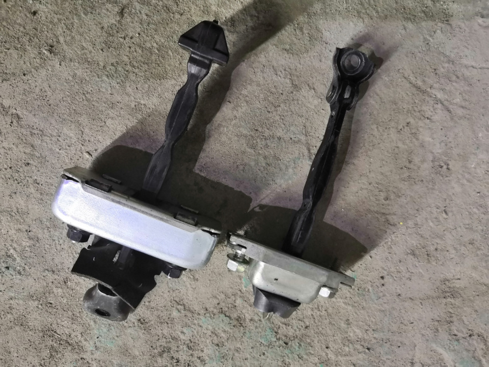 Роликовые ограничители дверей от Тайоты Harrier и другие ништяки ...