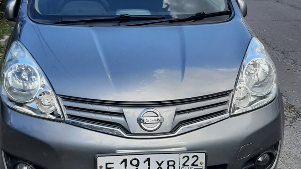 Nissan Note (1G) 1.5 бензиновый 2009 | 1.5 cvt темно -серый на DRIVE2