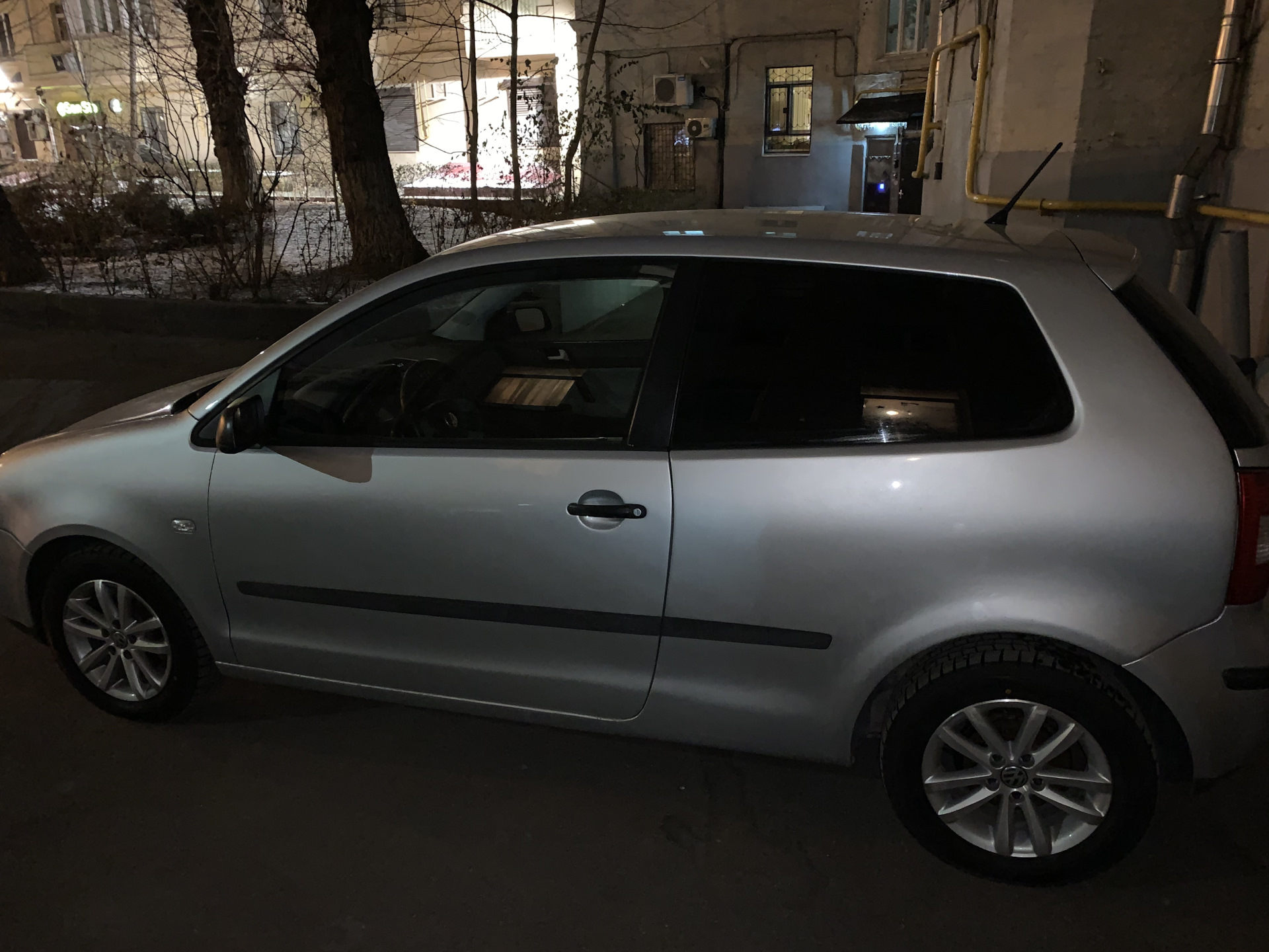 Замена антенны родом из 90х на новую — Volkswagen Polo Hatchback Mk4, 1 ...