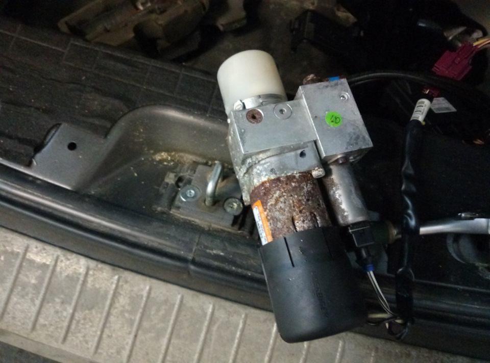 Насос привода пятой двери — Mercedes-Benz M-Class (W164), 3 л, 2007 ...