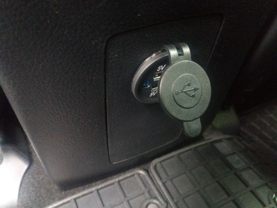 Розетка USB для заднего ряда пассажиров — Toyota Corolla (160), 1,3 л ...