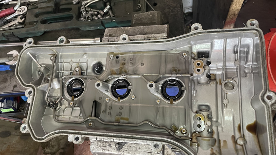 Замена прокладок клапанных крышек — Lexus IS II, 2,5 л, 2007 года ...