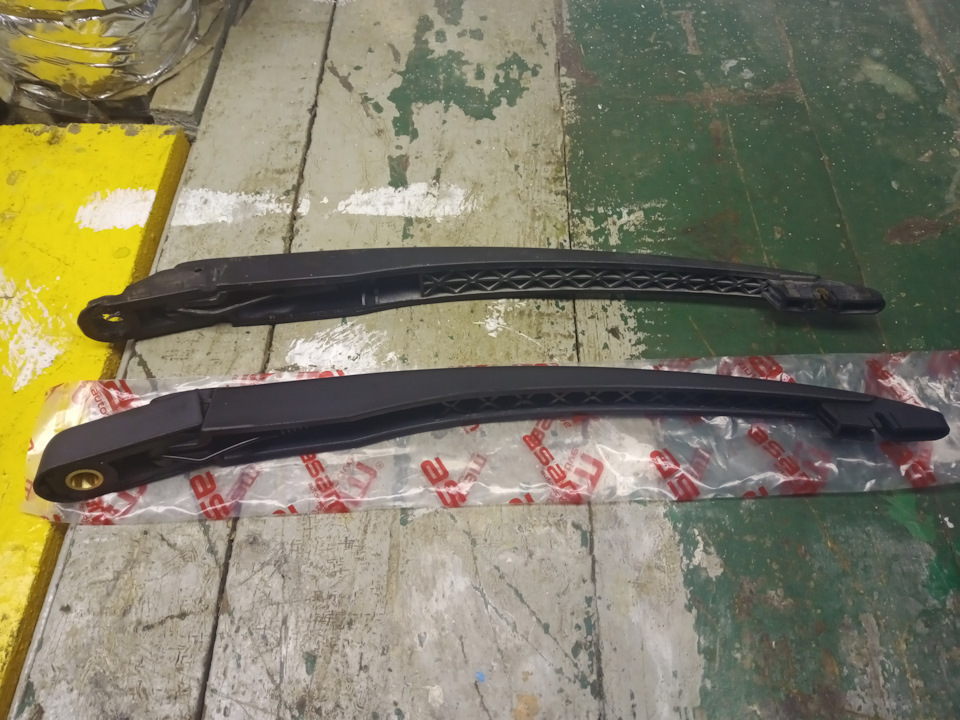 замена заднего дворника — Renault Sandero 1G, 1,4 л, 2013 года ...