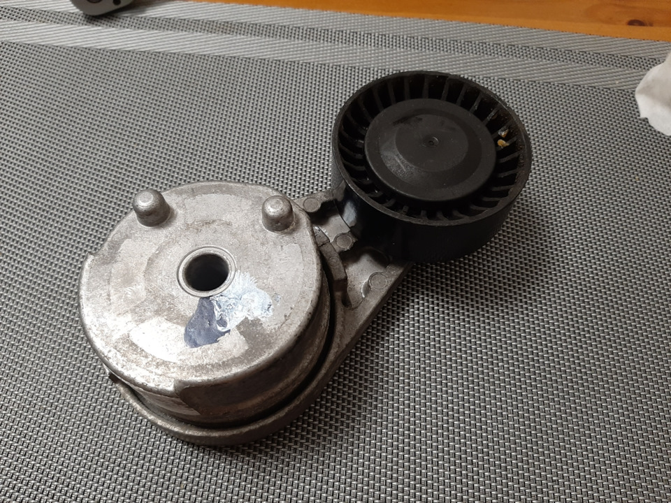 Замена натяжителя приводного ремня — Land Rover Discovery IV, 3 л, 2011 ...