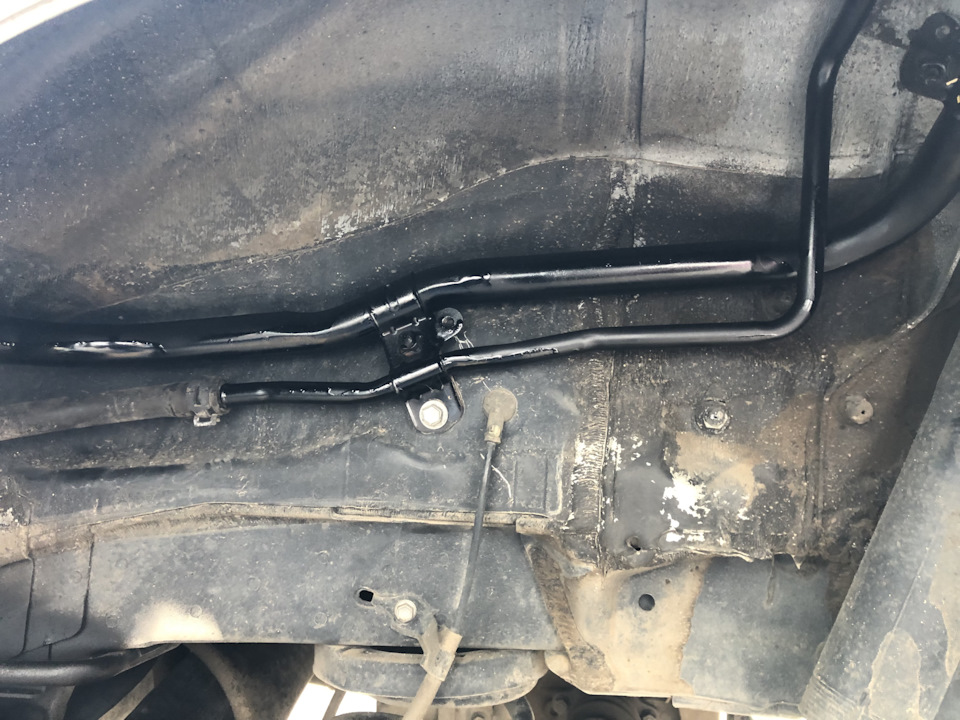 Обработка горловины топливного бака — Toyota Isis, 1,8 л, 2013 года ...