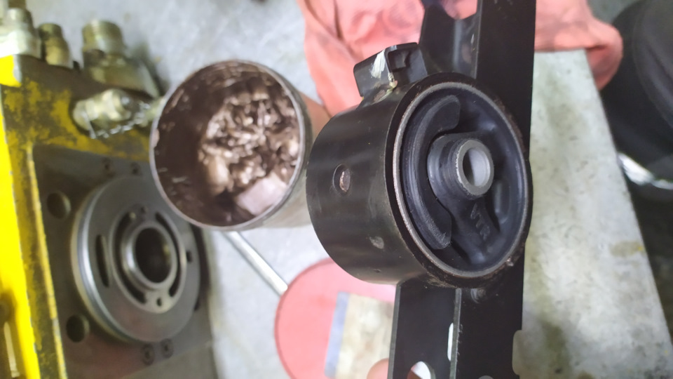 Замена сайлентблоков подушки АКПП MR 267868 — Mitsubishi Montero Sport ...