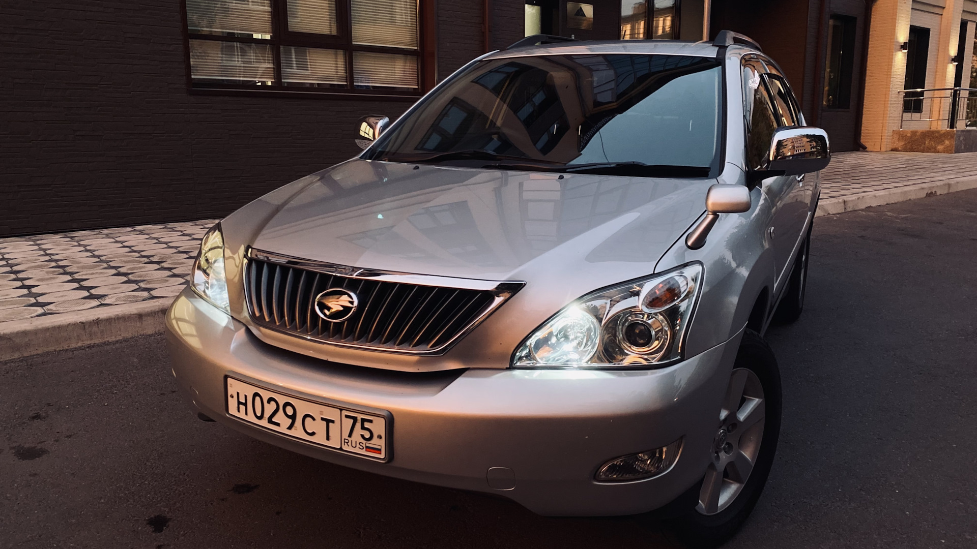 Toyota Harrier (2G) 2.4 бензиновый 2011 | Silver Host на DRIVE2