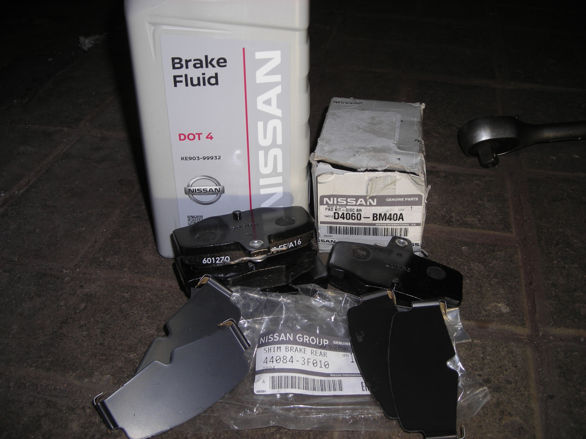 Rear brake pads replacement — Nissan Primera (P11), 2 л, 1997 года ...