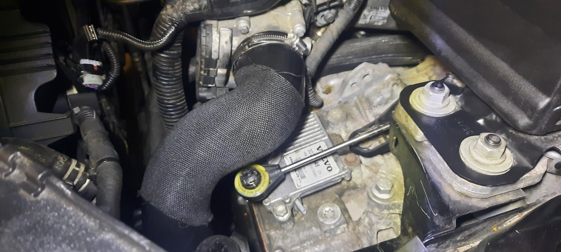 33. Замена ролика кондиционера 31258133 + патрубок интеркулера 30741795 ...