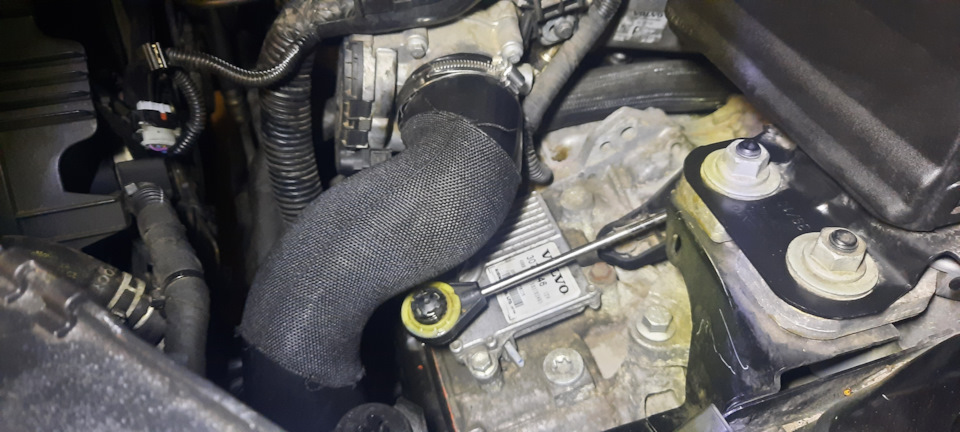 33. Замена ролика кондиционера 31258133 + патрубок интеркулера 30741795 ...