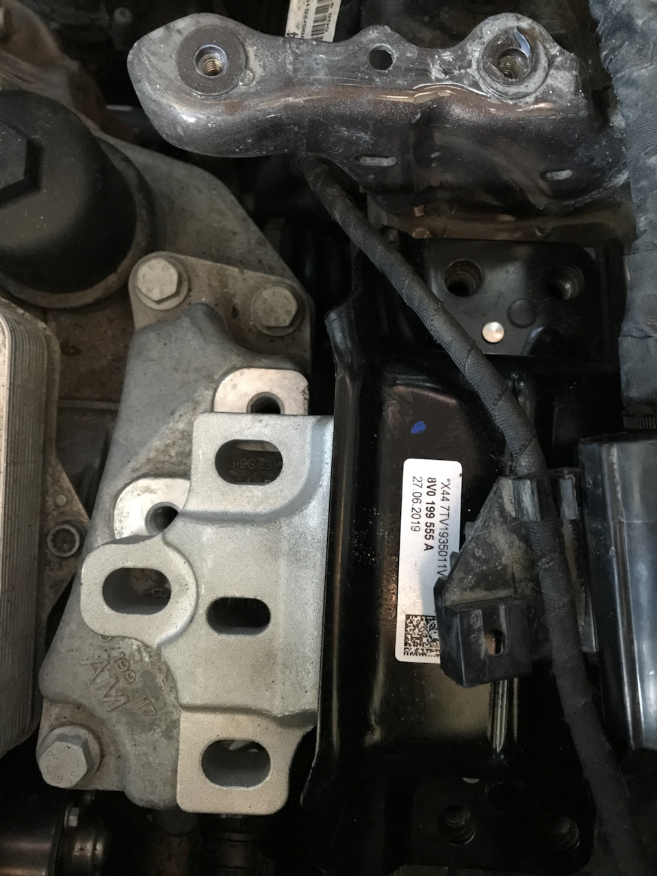 8V0199555A Опора двигателя VAG | Запчасти на DRIVE2