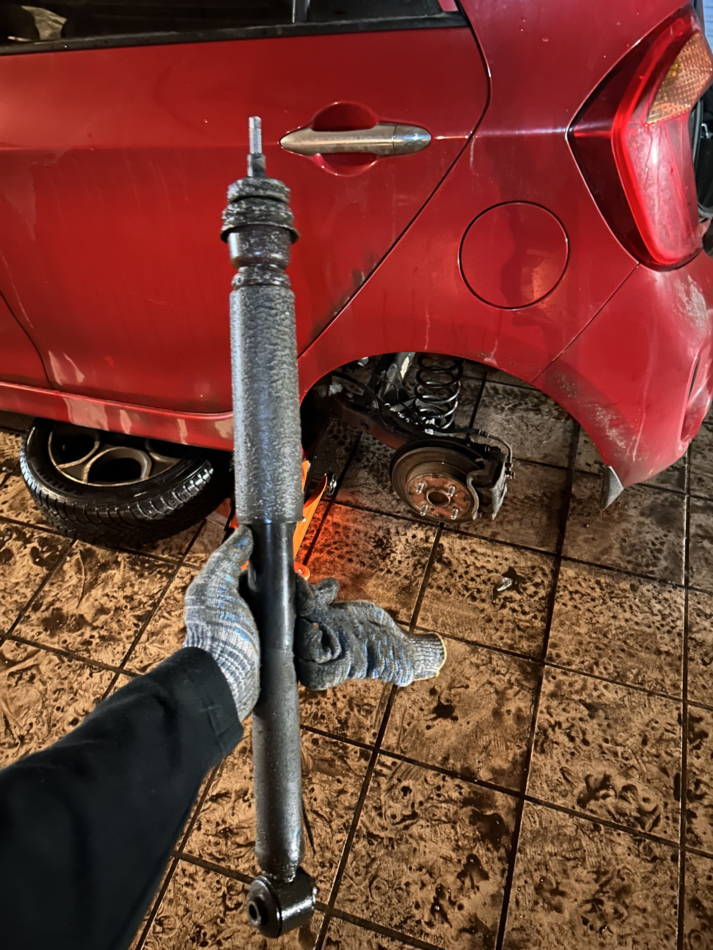 Замена задних амортизаторов своими руками — KIA Picanto (2G), 1,2 л ...