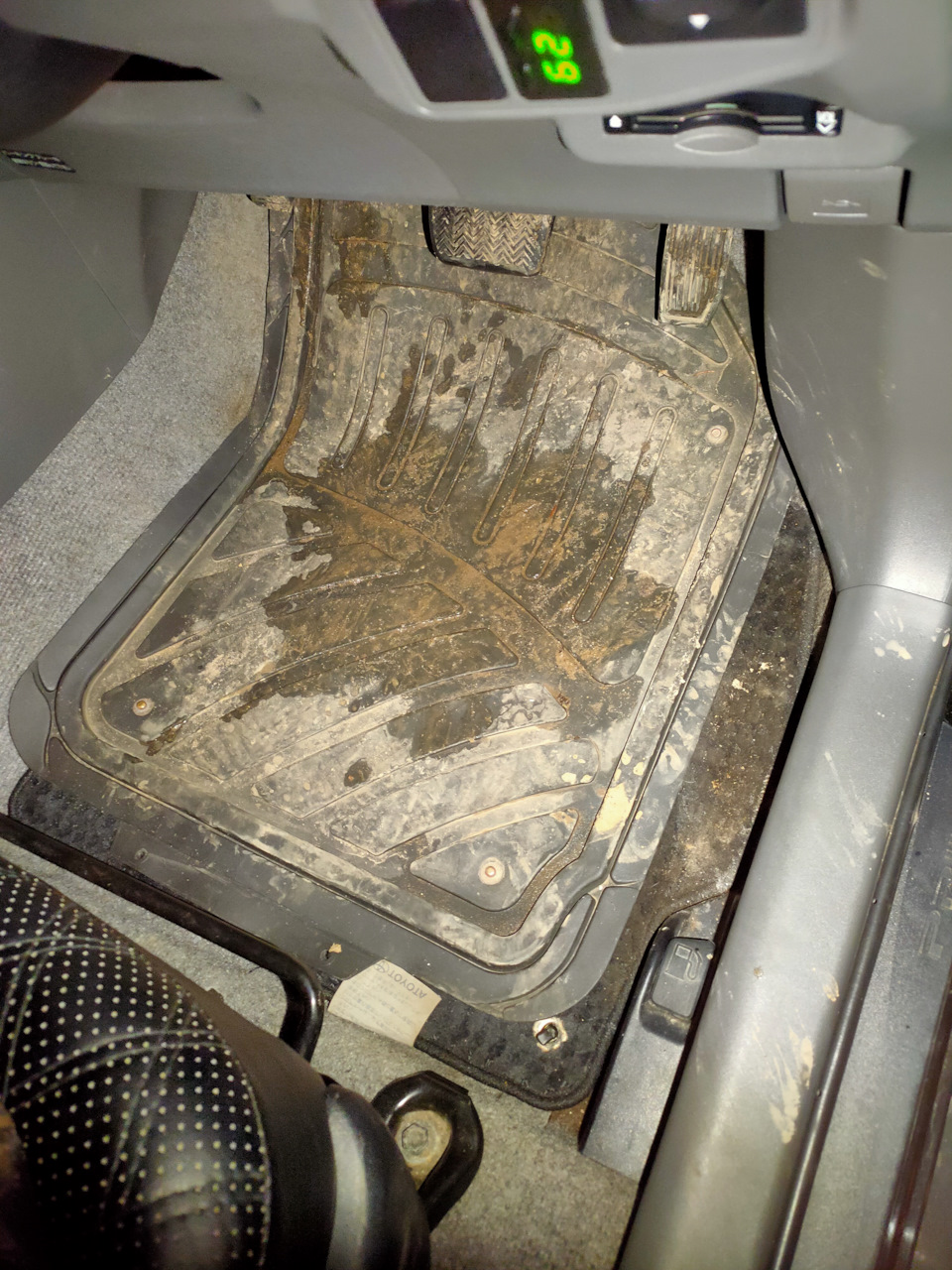 Задний бампер и коврики — Toyota Prius (30), 1,8 л, 2011 года ...