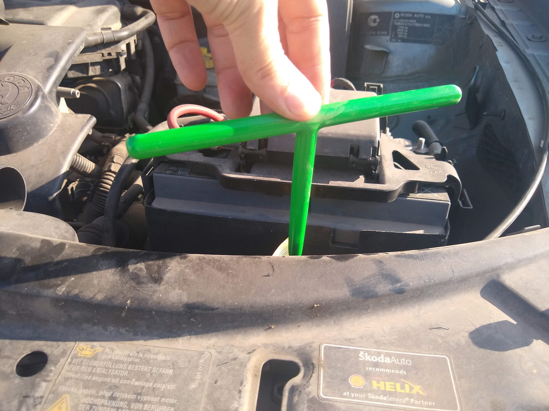 болт аккума на 10 и ключ для него — Skoda Octavia A4 Mk1, 1,4 л, 2006 ...