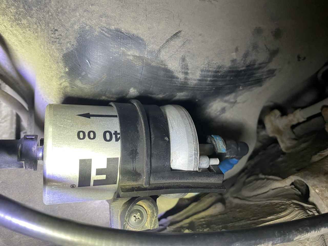 Замена топливного насоса и фильтра — Audi A1 Sportback, 1,4 л, 2012 ...