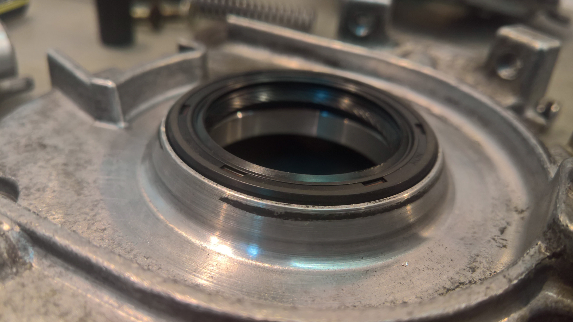 Elring 504.483 — правильный аналог переднего сальника коленвала ...