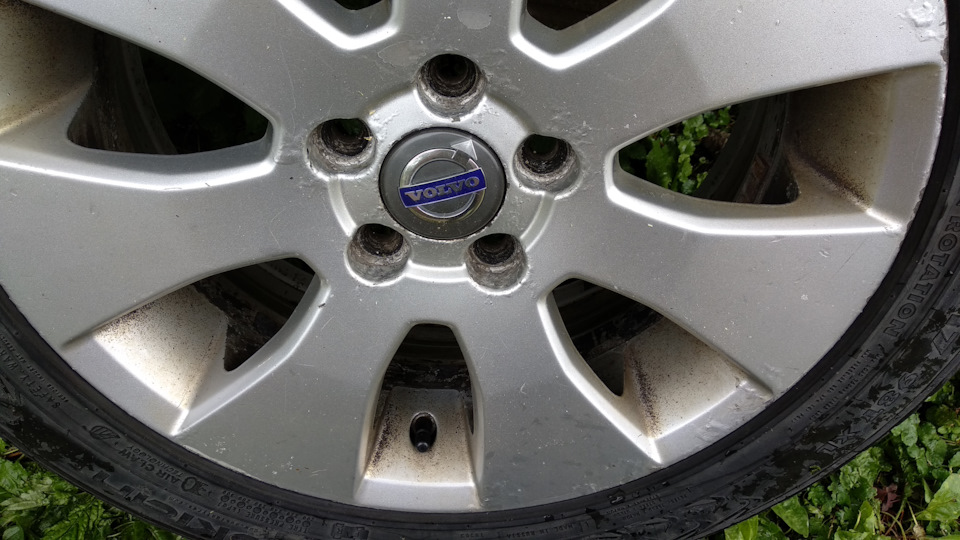 Замена ниппелей на дисках + чистка дисков — Volvo S80 (2G), 2,5 л, 2009 ...