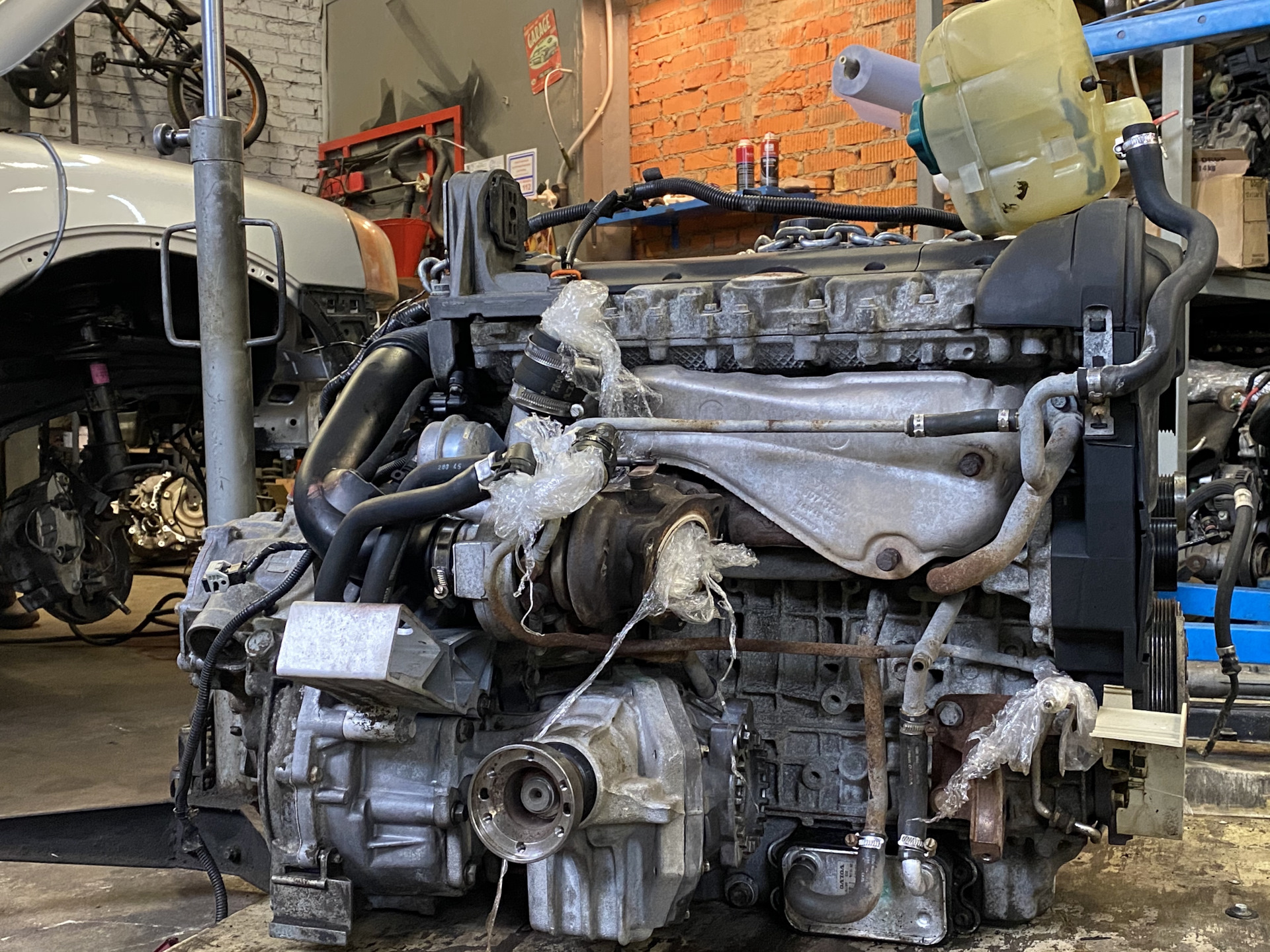 Сборка после кузовного ремонта часть 1 установка двигателя — Volvo XC90 ...