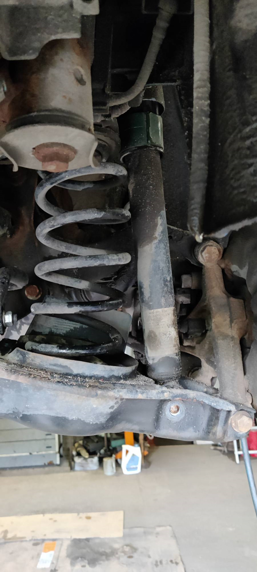 88.000 Замена задних амортизаторов на KYB — Audi A3 Sedan (8V), 1,4 л ...