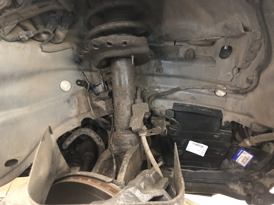 Пыльник и защита приводного ремня — Volvo XC70 III, 2,4 л, 2012 года ...