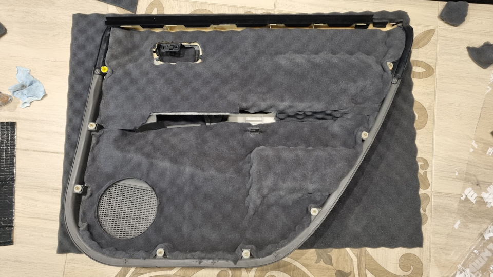 31. Шумоизоляция задних дверей, отбойник двери — Toyota Prius (20), 1,5 ...