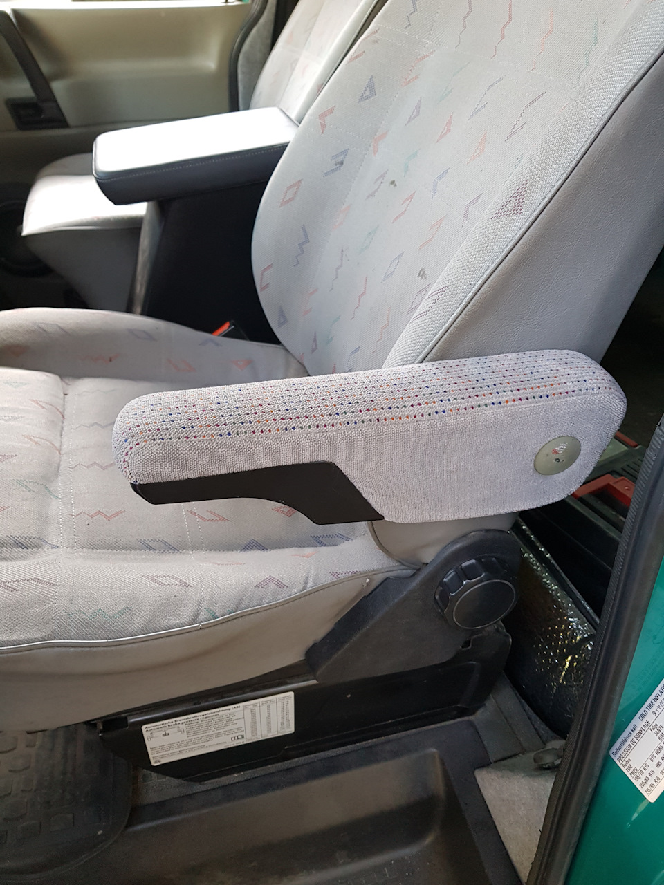 Подлокотник мне в кресло — Volkswagen Transporter T4, 2,5 л, 1997 года ...