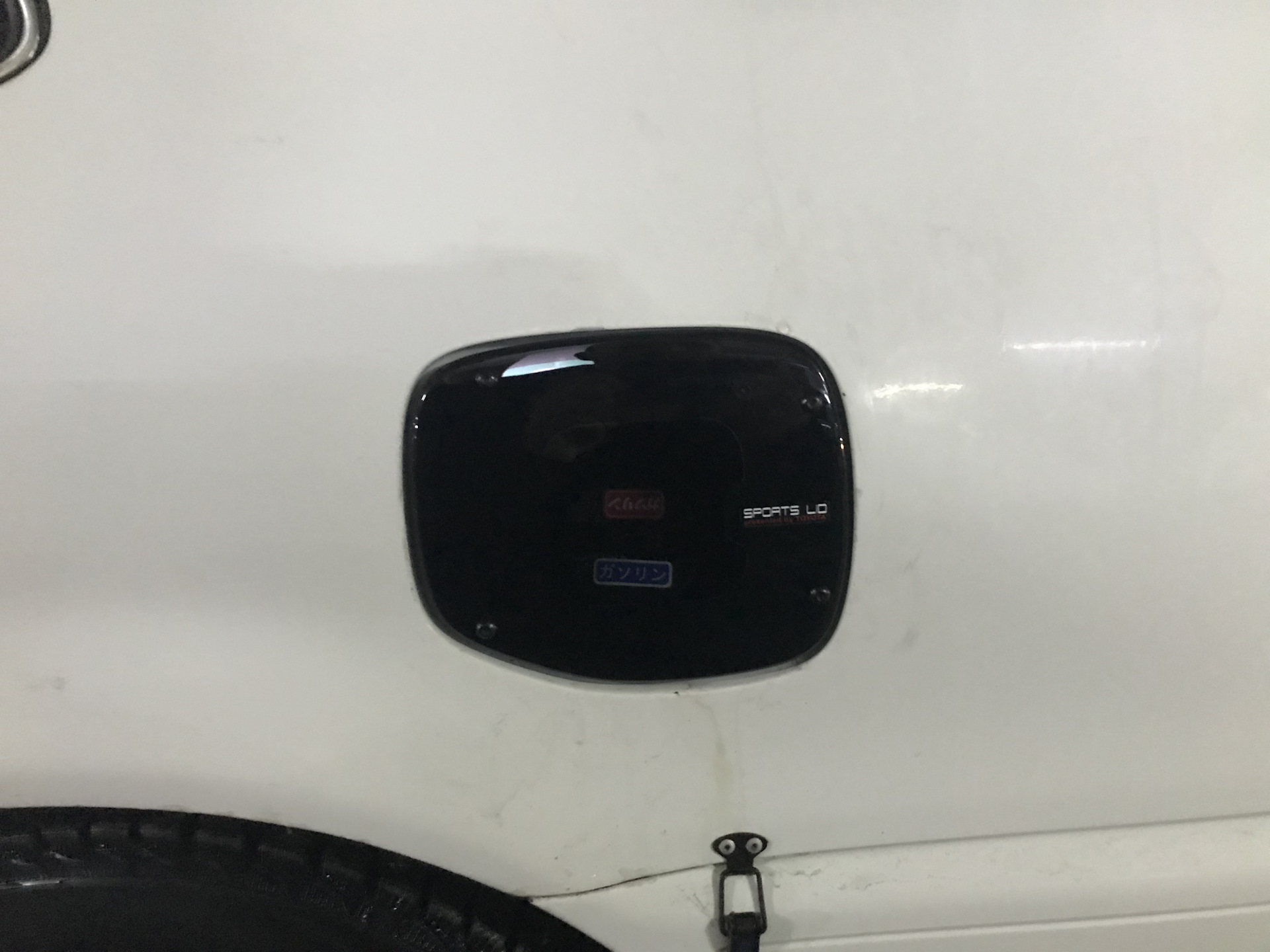 Прозрачный лючок бензобака — Toyota Corolla (110), 1,5 л, 2000 года ...