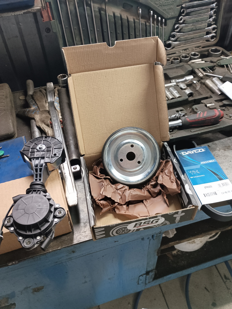 Замена шкива — Peugeot 308 (1G), 1,6 л, 2012 года | запчасти | DRIVE2