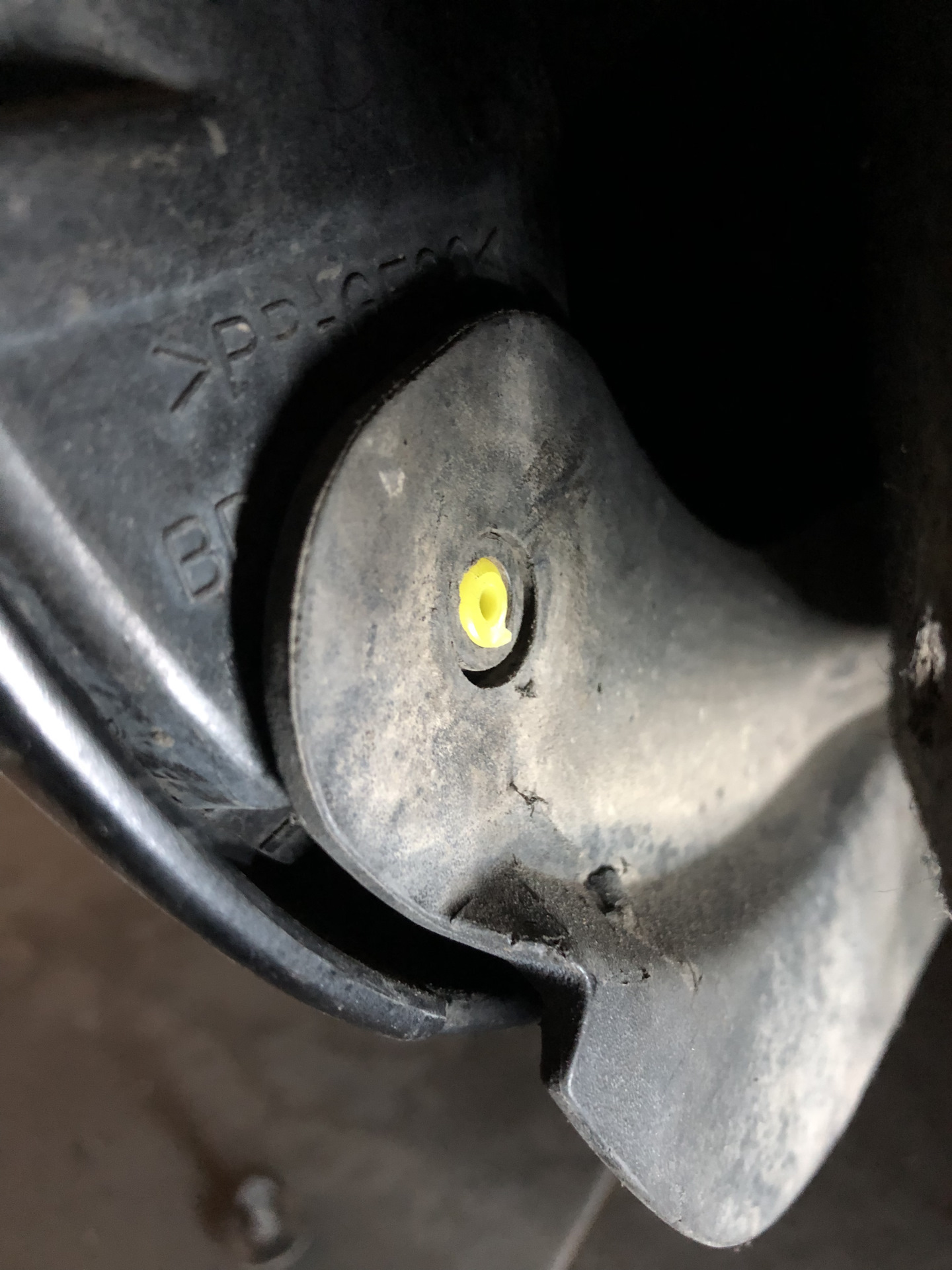 Как починить раздолбанное отверстие под саморез в бампере — Audi A4 (B7 ...