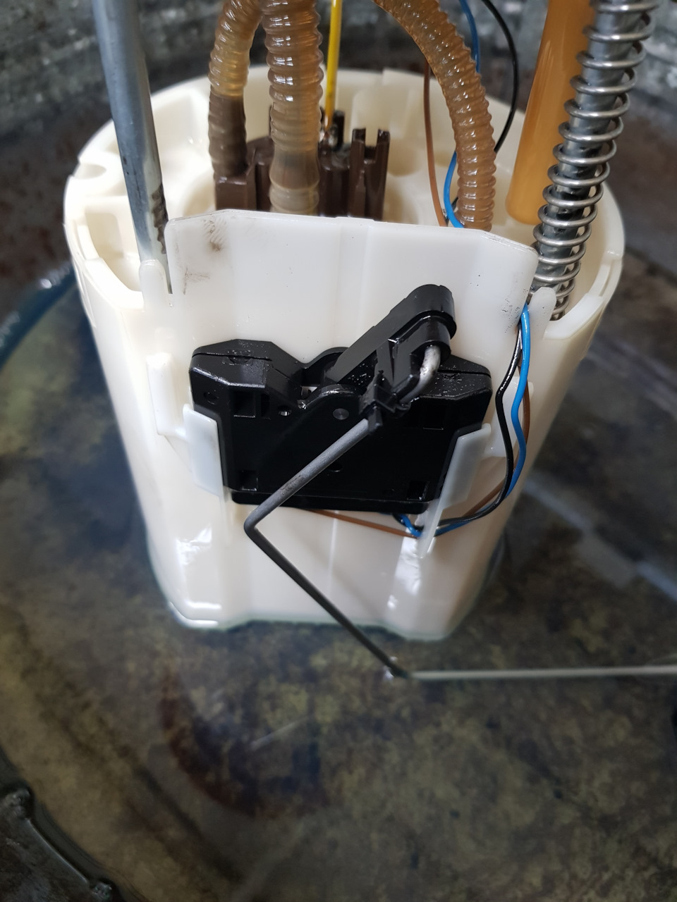 Замена топливный модуль в баке — Volkswagen Passat Variant (B7), 2 л ...